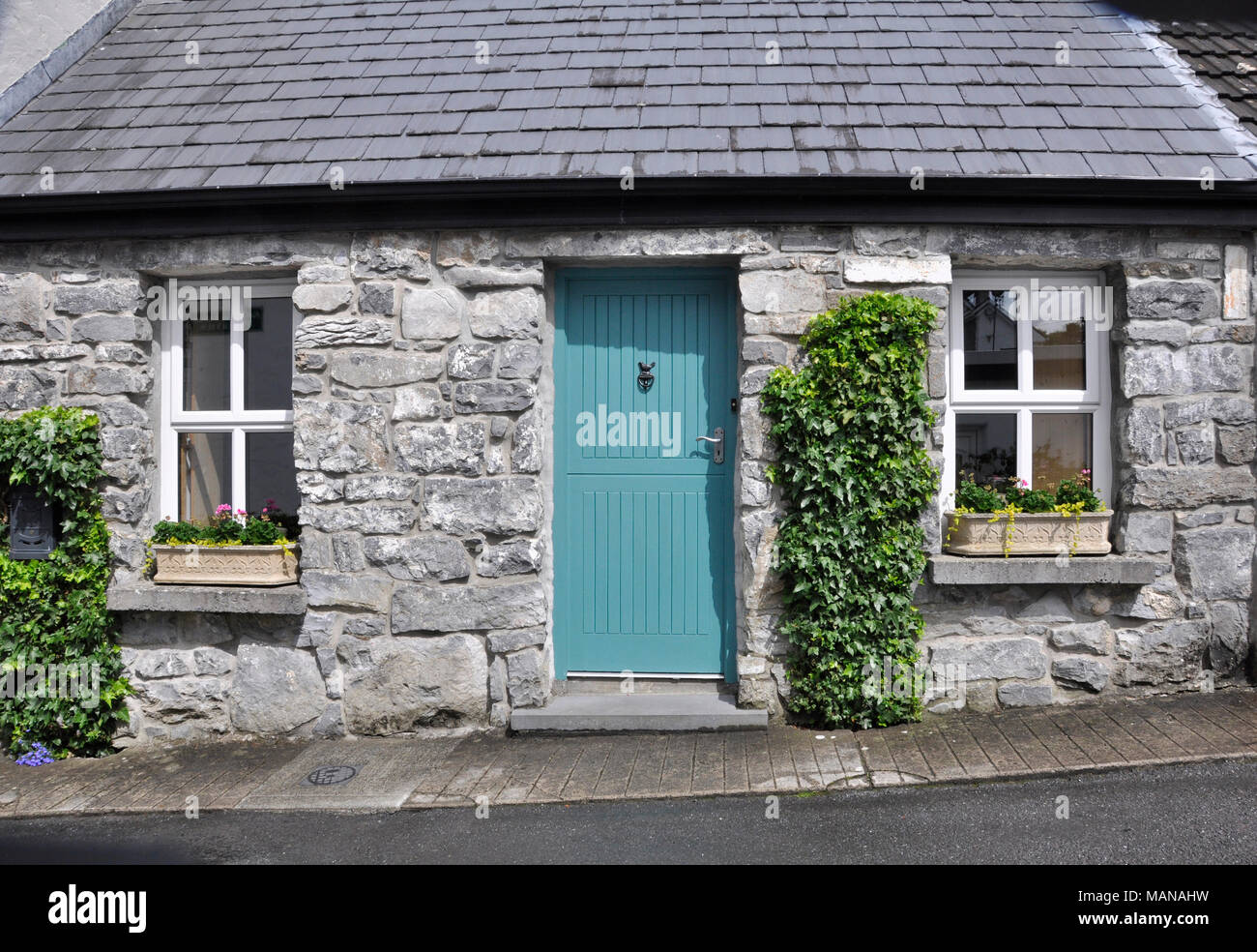 Painted window box windowbox hi-res stock photography and images - Alamy