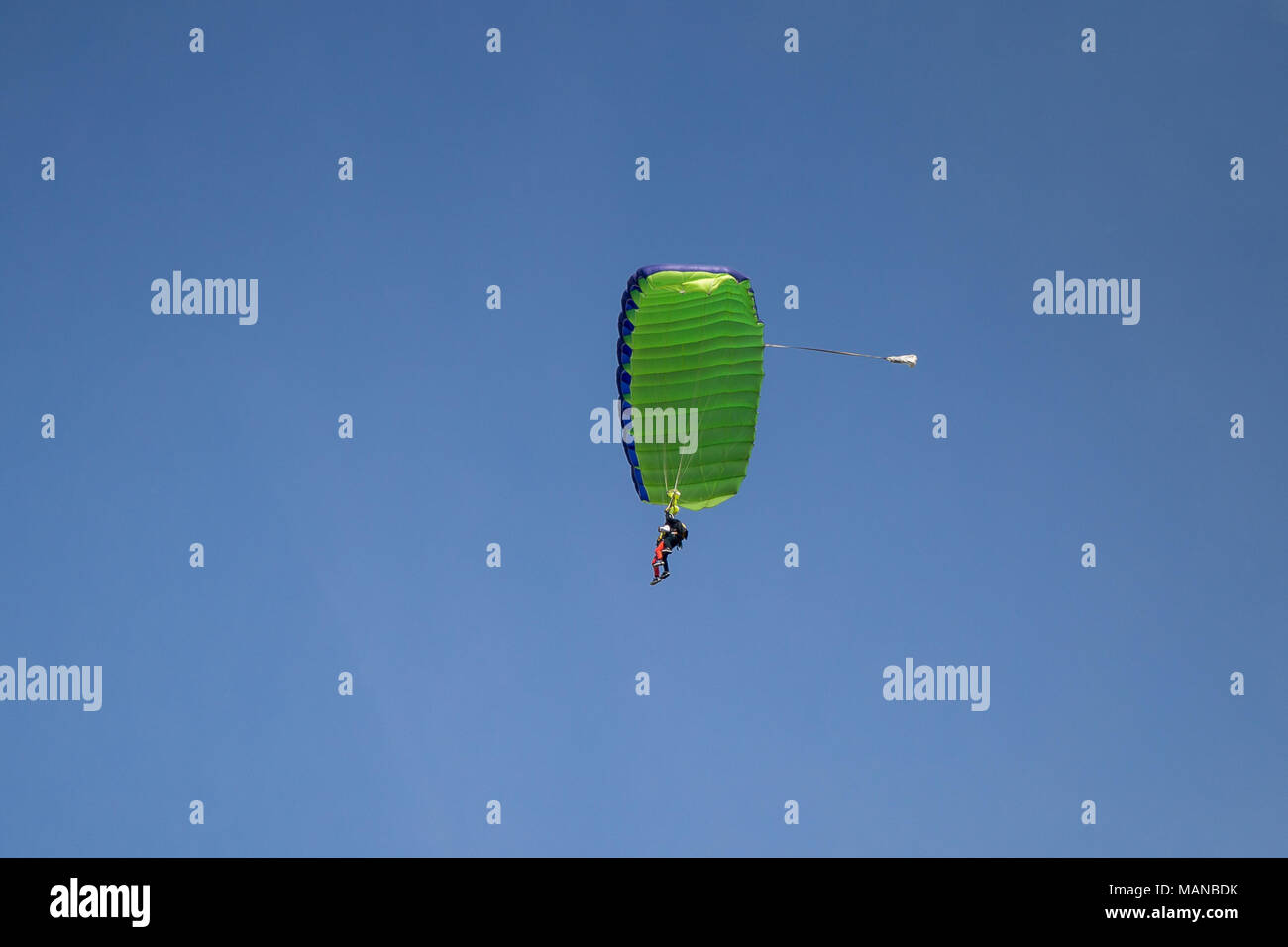Green parachute hi-res stock photography and images - Alamy