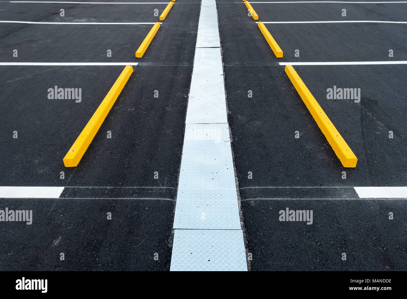 Empty parking lots hi-res stock photography and images - Alamy