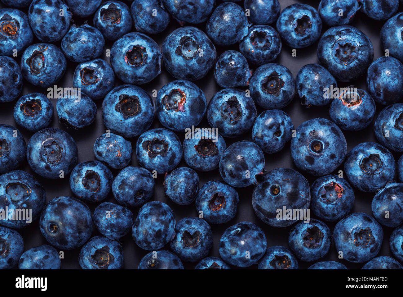 Wet raw blueberries background Stock Photo - Alamy