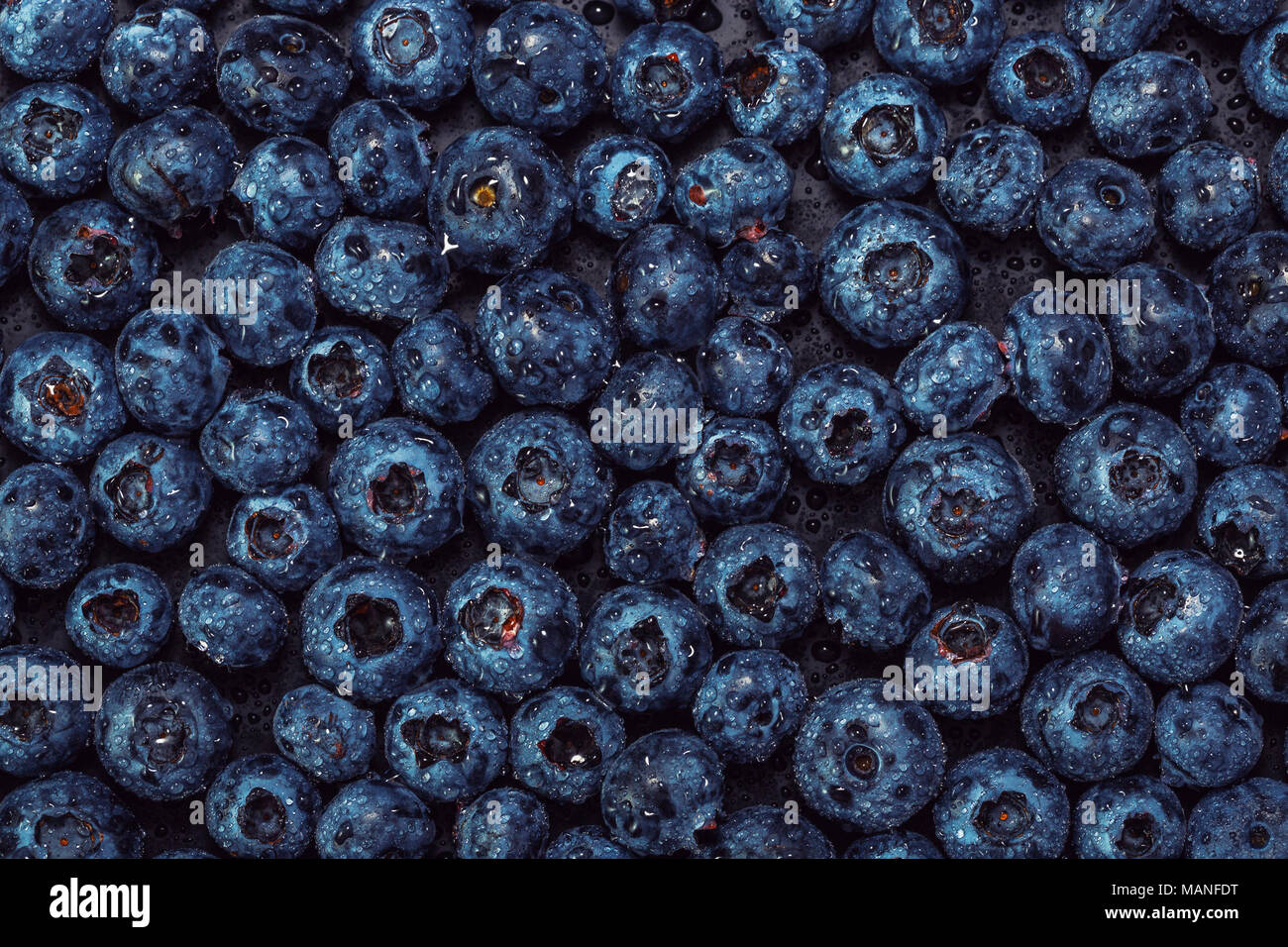 Wet raw blueberries background Stock Photo - Alamy