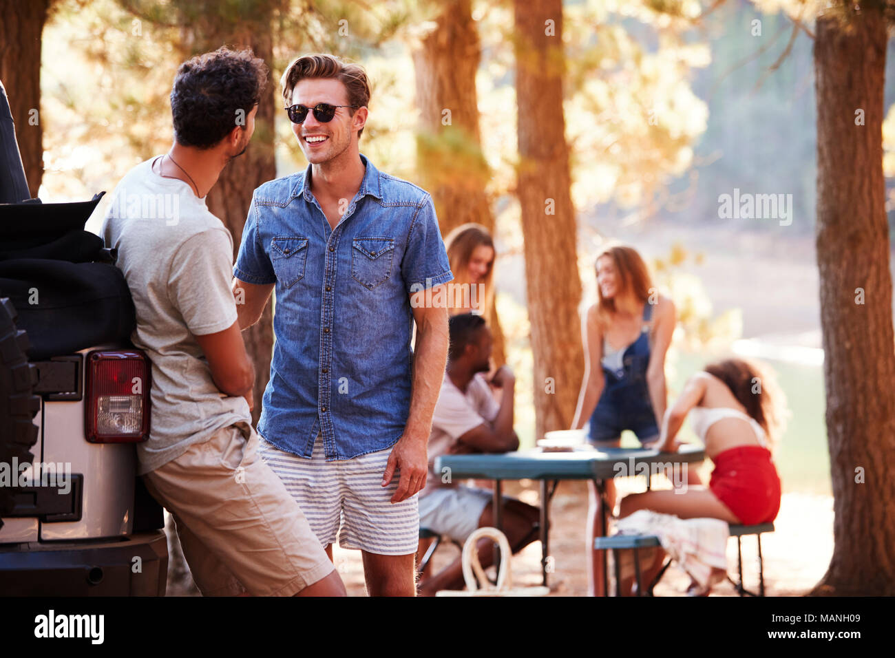 Two standing people hi-res stock photography and images - Alamy