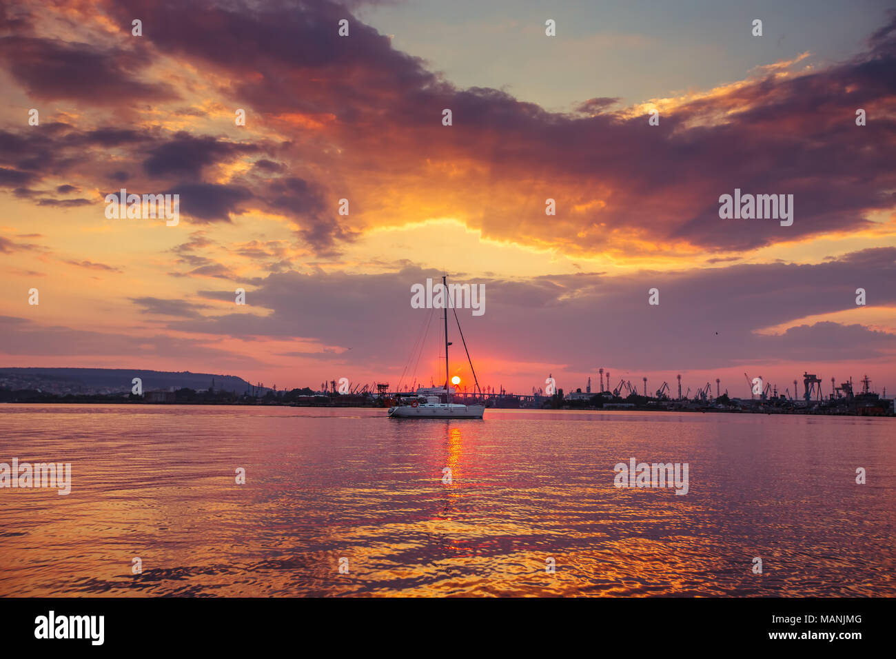 Gold sunset sea wave hi-res stock photography and images - Alamy