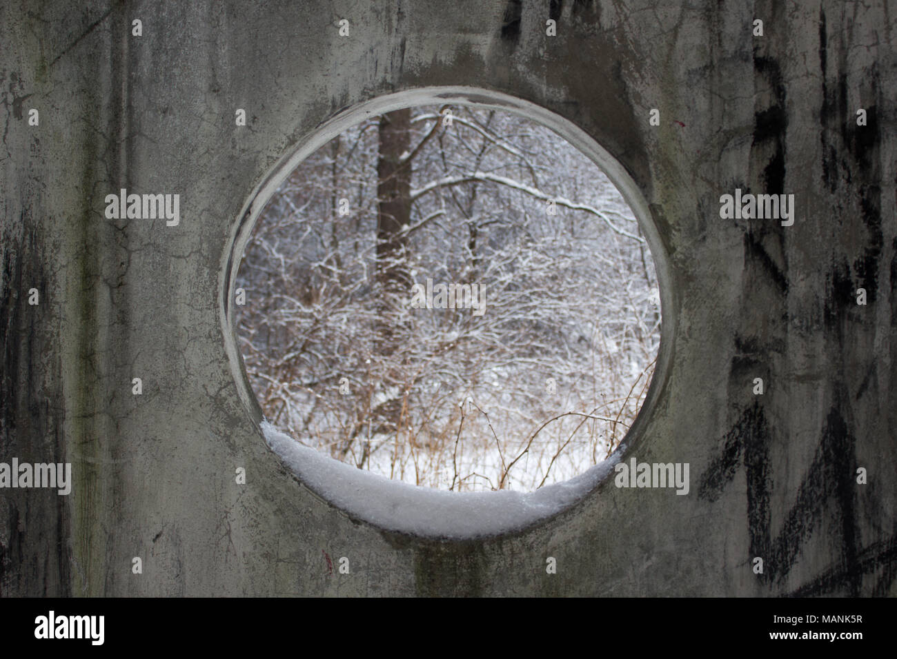 Concrete wall with round window hi-res stock photography and images - Alamy
