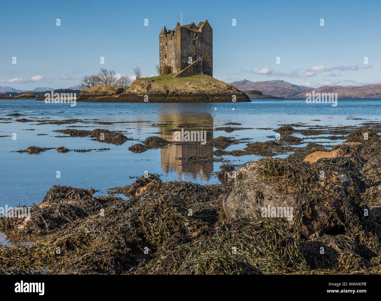 Scottish castle on an island hi-res stock photography and images - Alamy