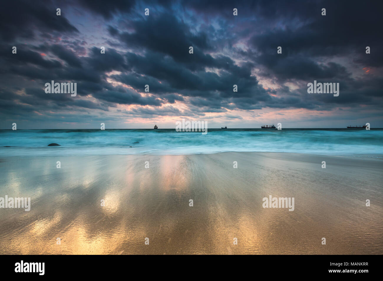 Dramatic ocean hi-res stock photography and images - Alamy