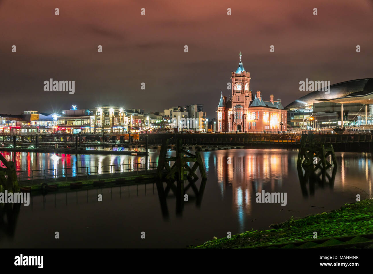 Sunset view shows city skyline hi-res stock photography and images - Alamy