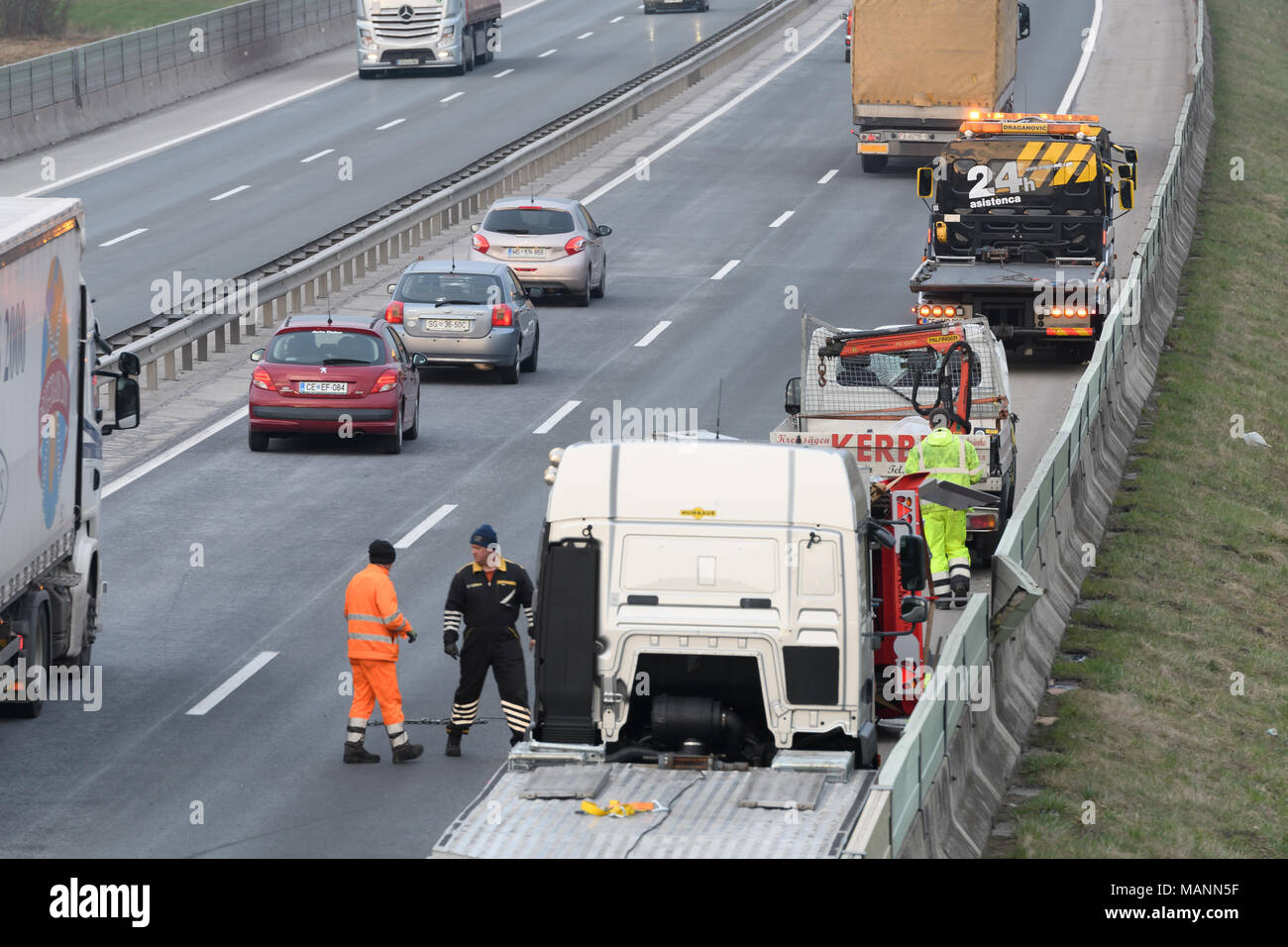 Tow truck accident scene hi-res stock photography and images - Alamy