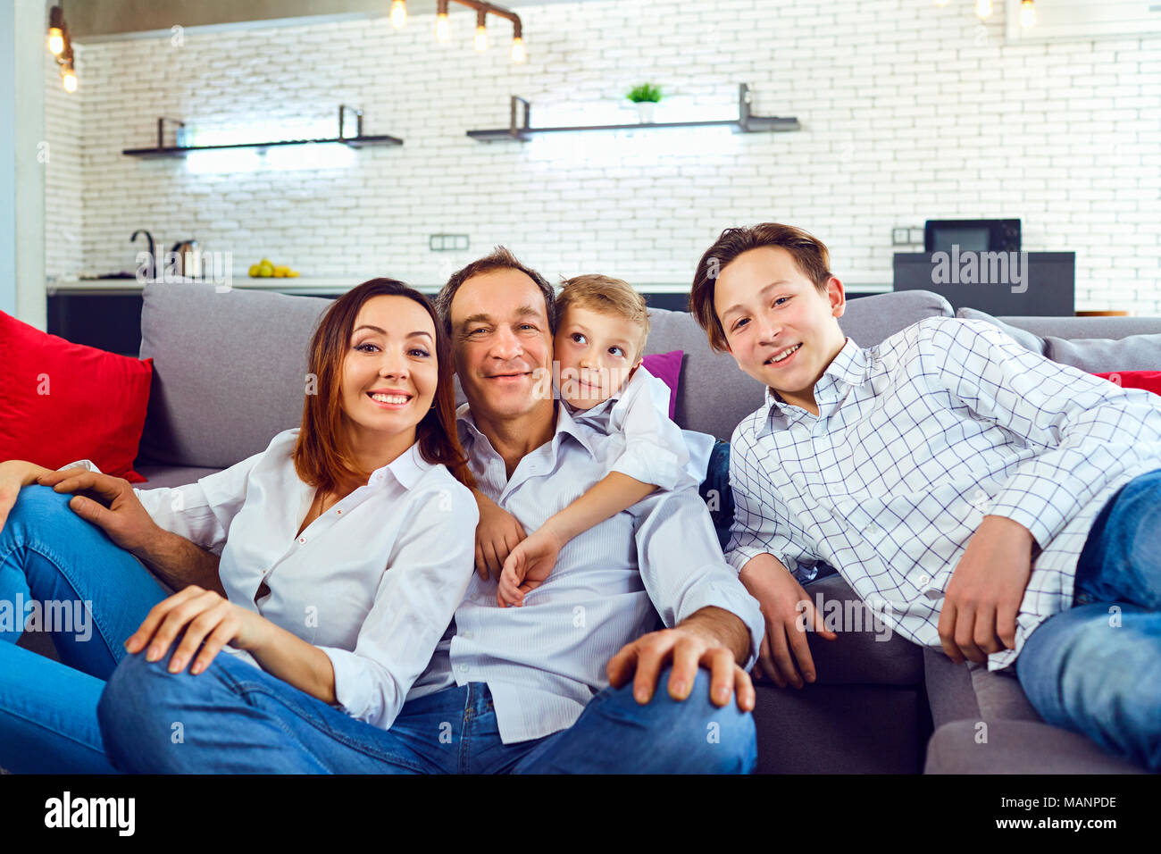 Family sitting looking enjoying hi-res stock photography and images - Alamy