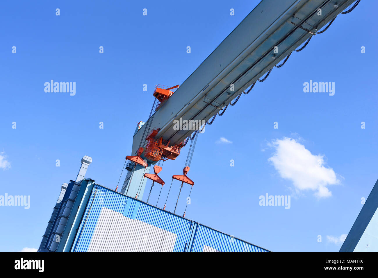 Unloading shipping container hi-res stock photography and images - Alamy