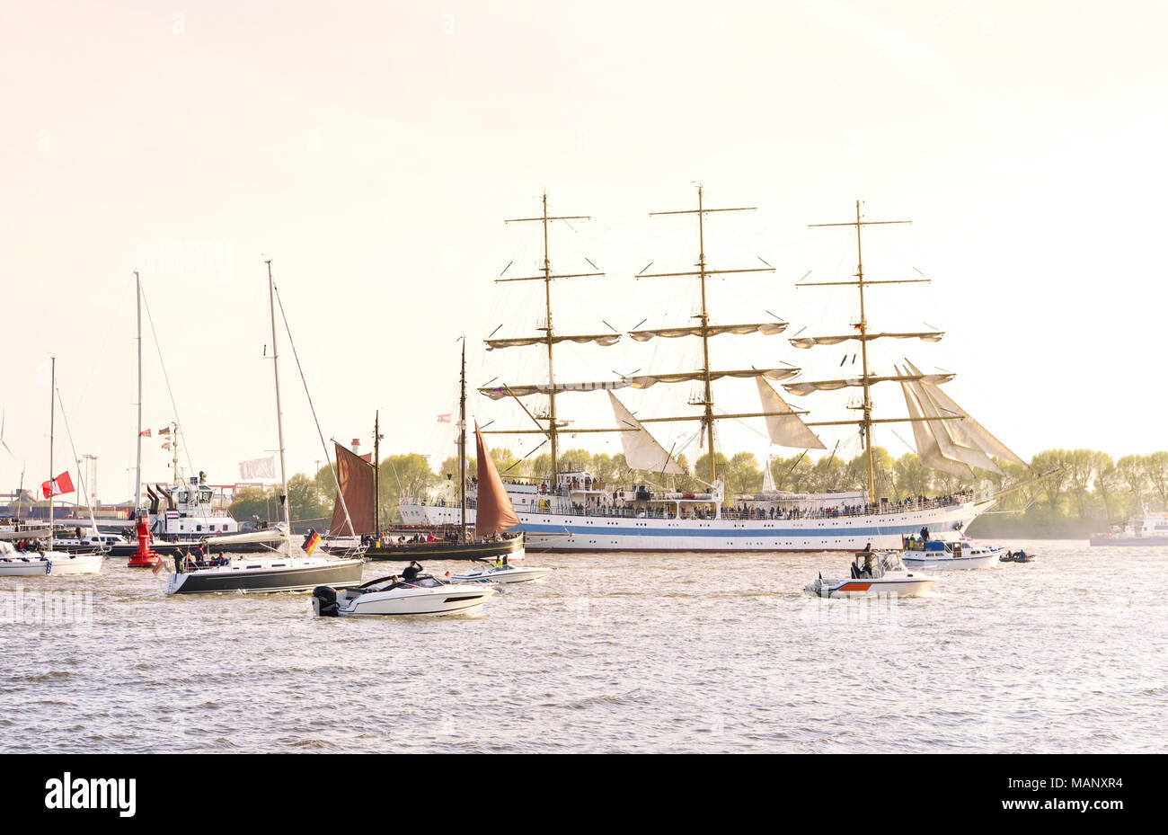 Ship parade hi-res stock photography and images - Alamy