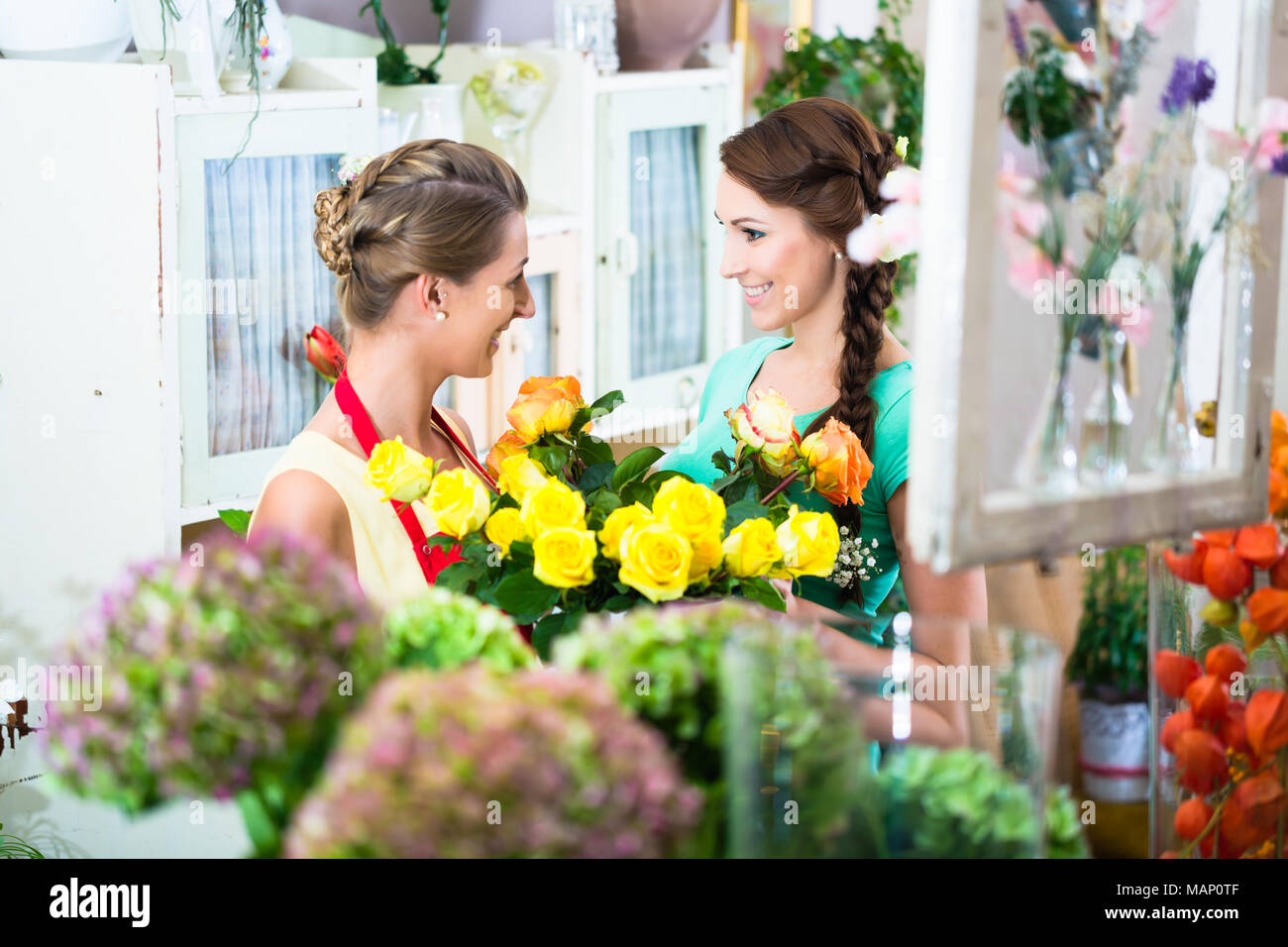 Flower shop assistant hi-res stock photography and images - Alamy
