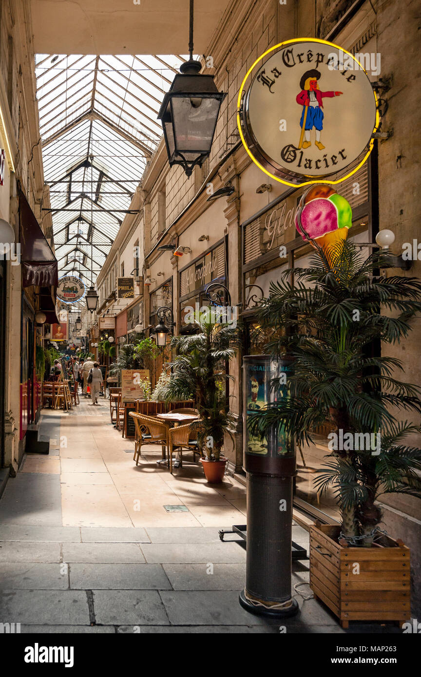 Pretty paris hi-res stock photography and images - Alamy