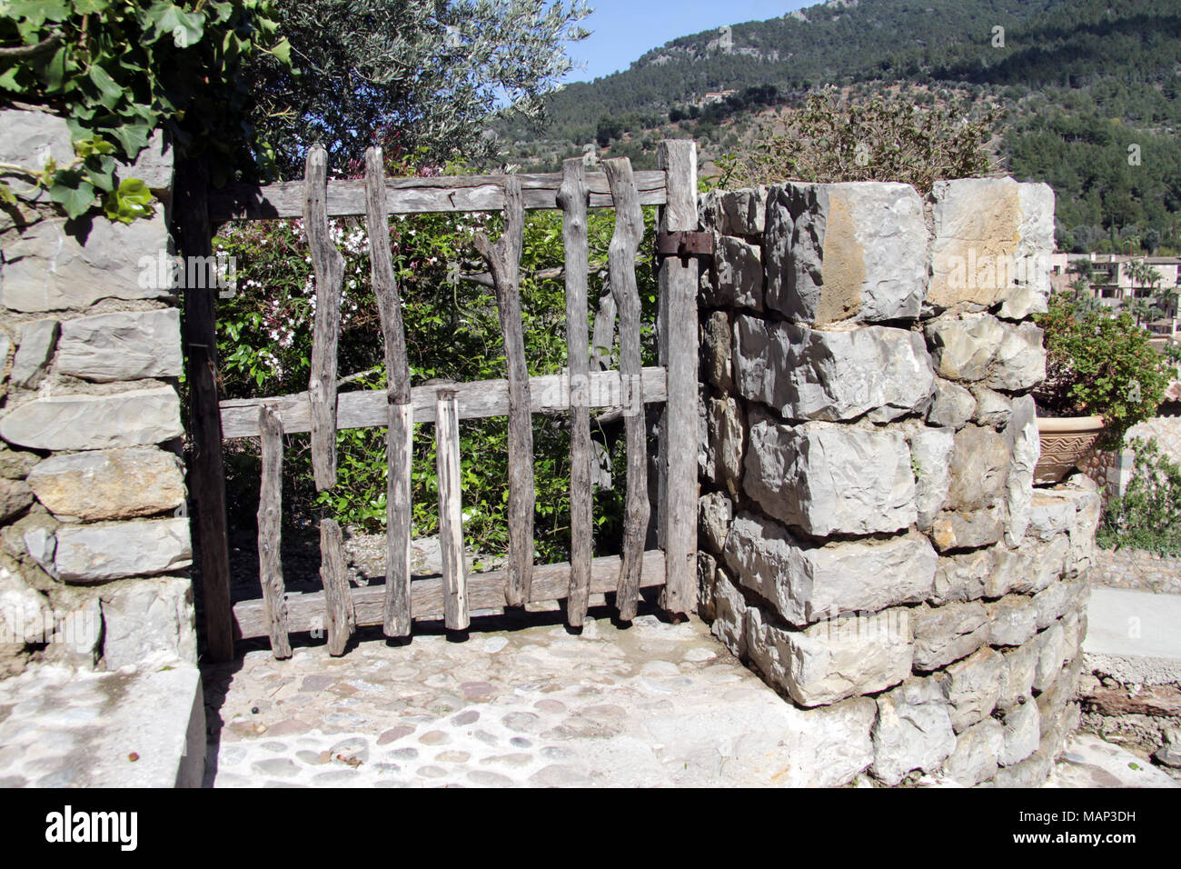 Old wooden gate rock wall hi-res stock photography and images - Alamy