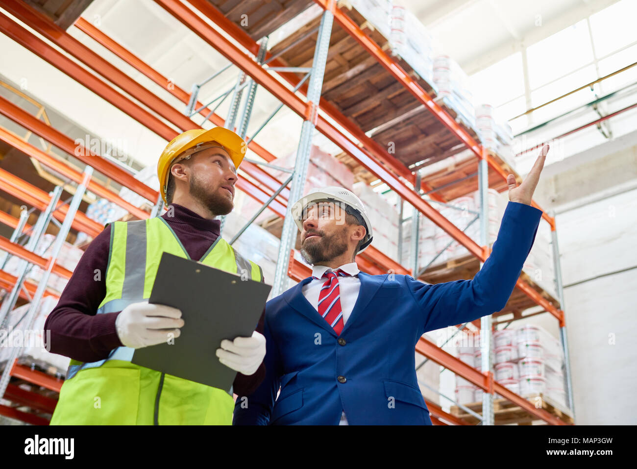 Man giving instructions hi-res stock photography and images - Alamy
