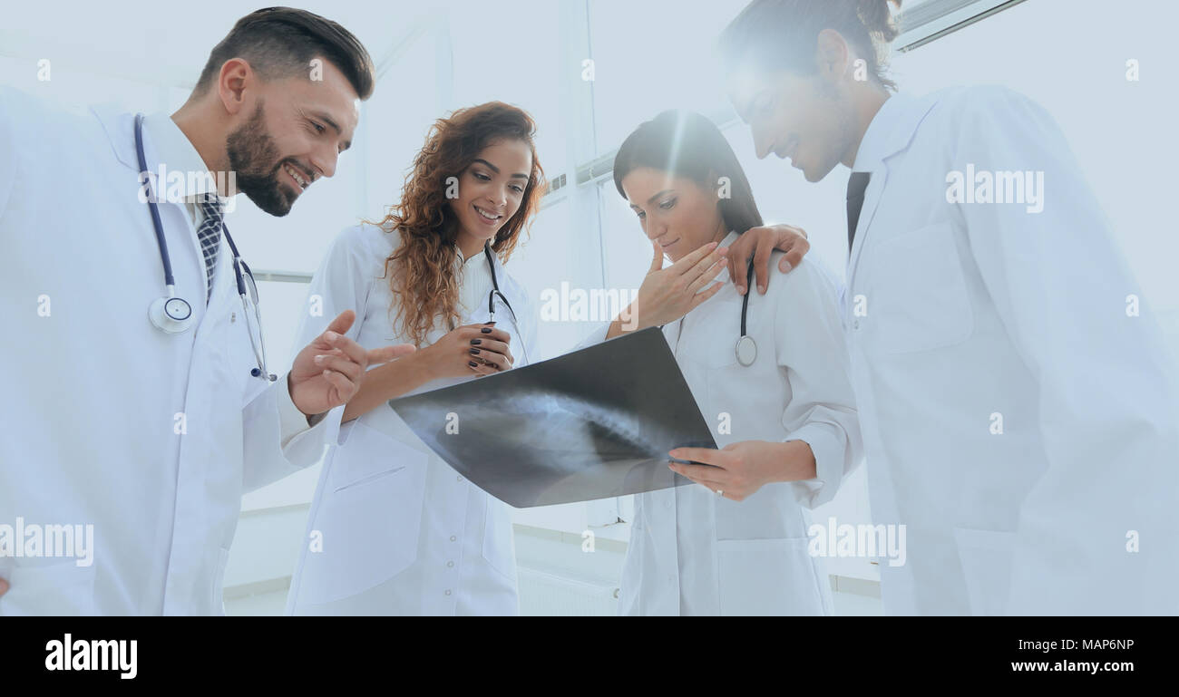 group of doctors discussing an x-ray Stock Photo - Alamy