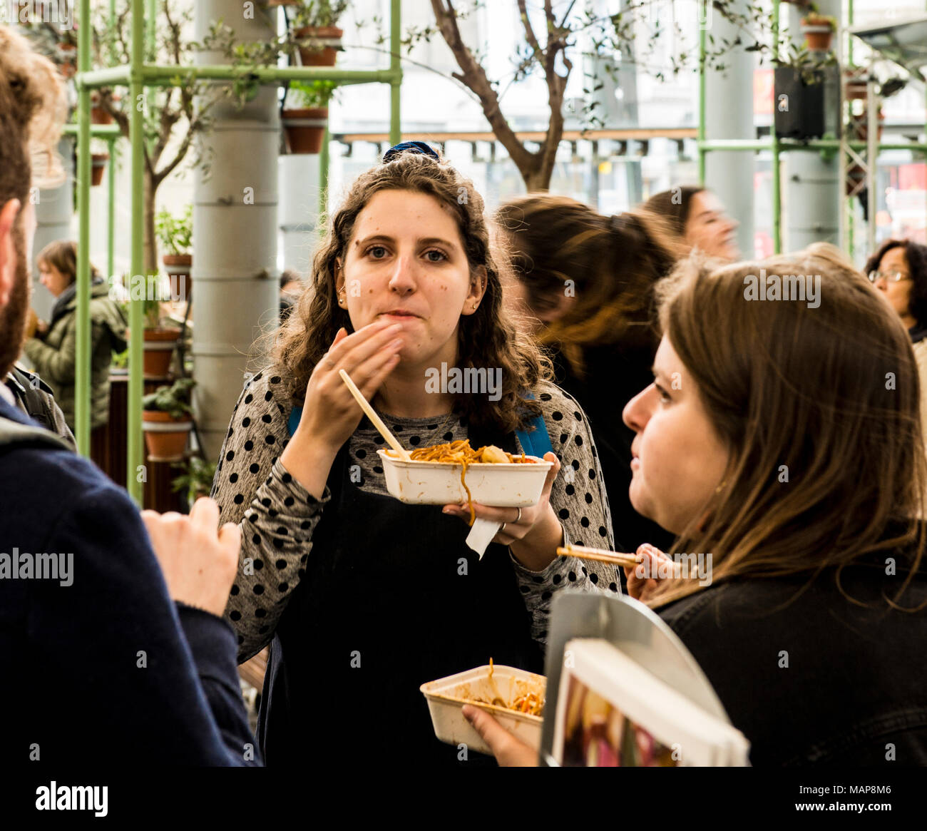 Woman eating messy food hi-res stock photography and images - Alamy
