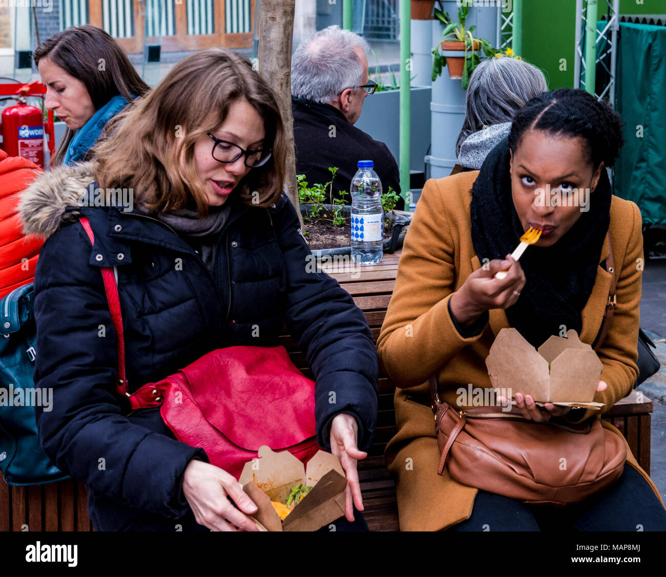 Two people eating lunch hi-res stock photography and images - Alamy