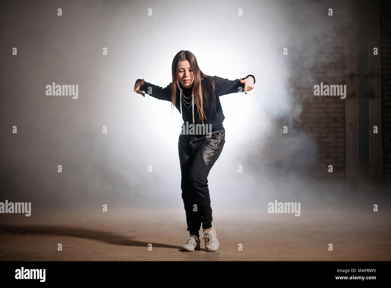 Teenage dancer on stage hi-res stock photography and images - Alamy