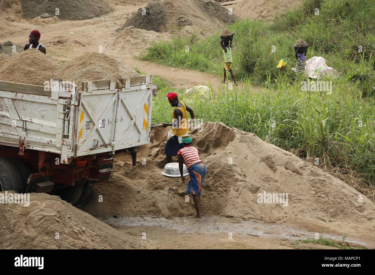 Ddiging sand hi-res stock photography and images - Alamy