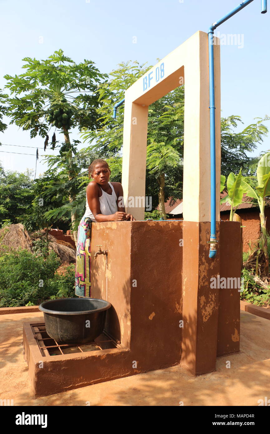 Girls pumping water from the well Stock Photo - Alamy