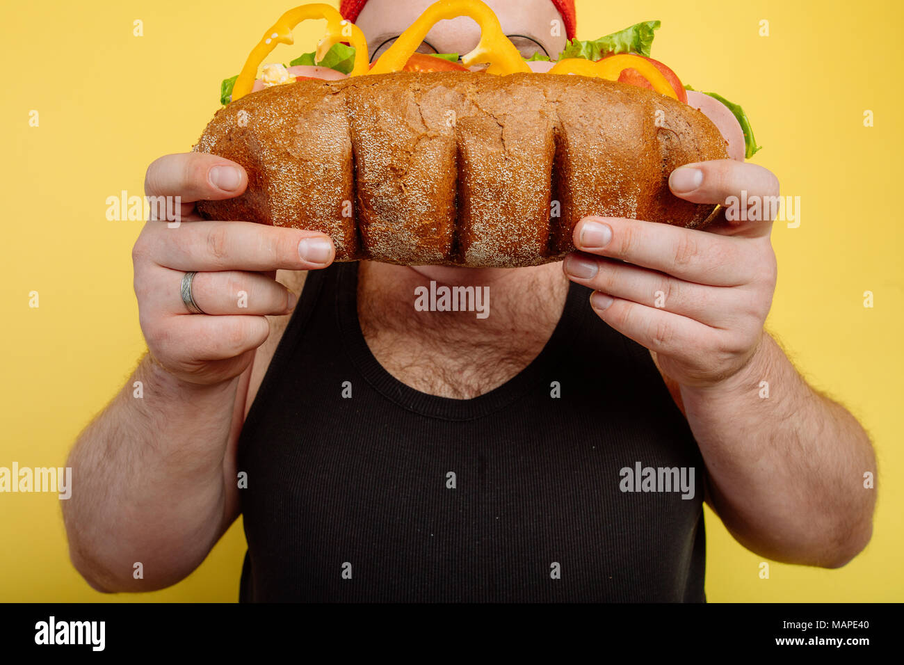 Diet failure of fat man eating fast food Stock Photo - Alamy