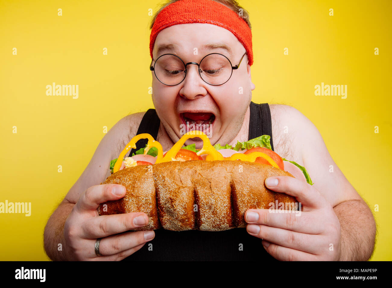 fat man eating fast food hamberger Stock Photo - Alamy