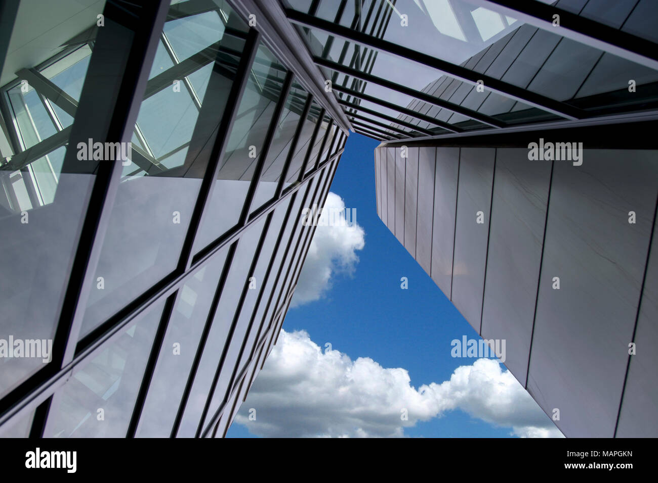 Skyscraper space hi-res stock photography and images - Alamy