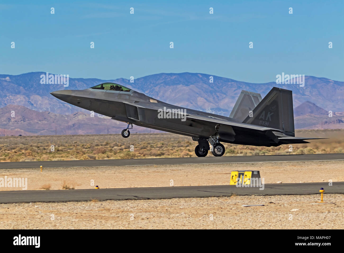 Airplane F-22 Raptor stealth jet fighter Stock Photo - Alamy