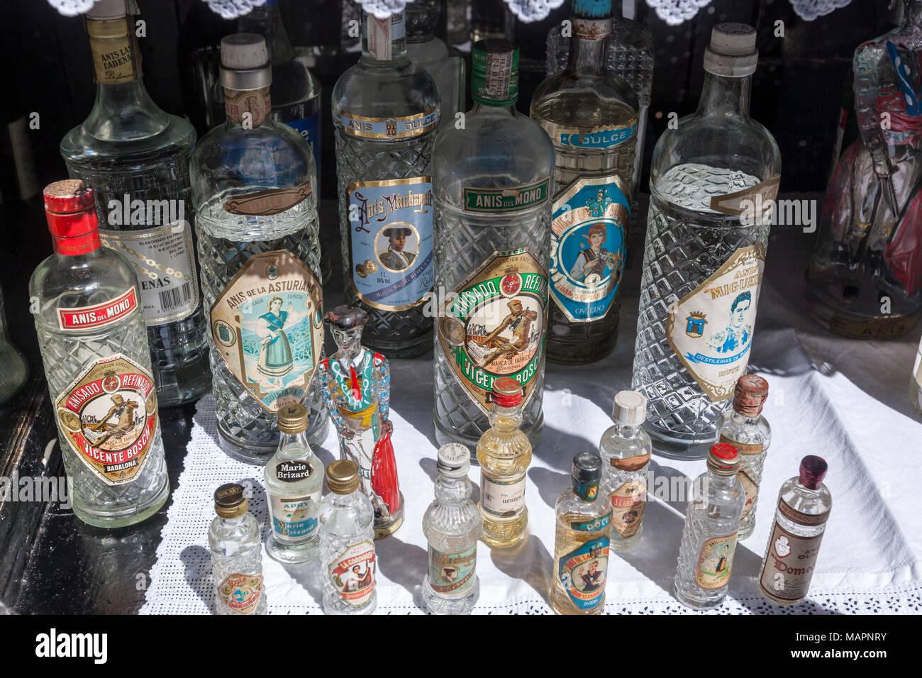 Showcase with old anisette bottles hi-res stock photography and images ...
