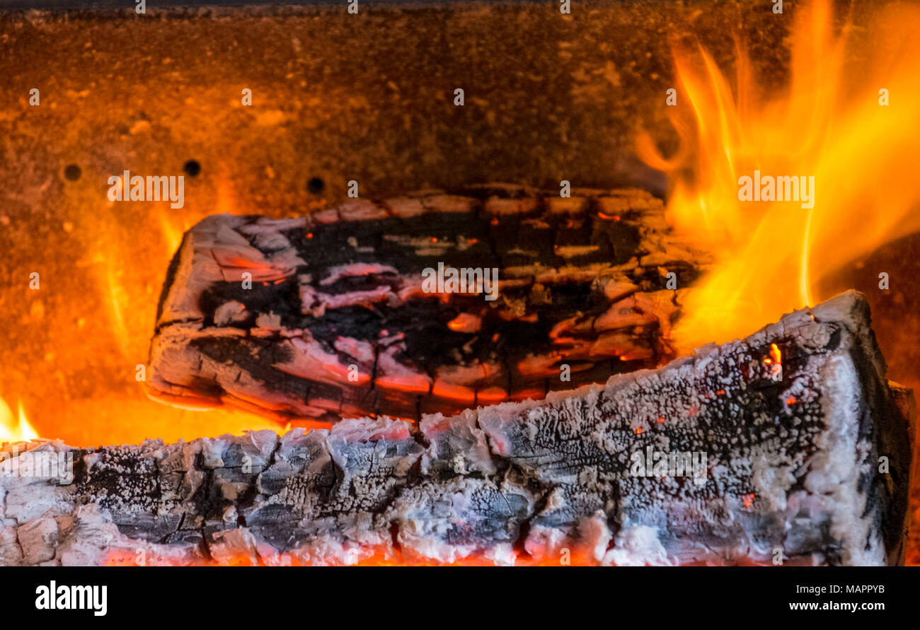 Log fire hi-res stock photography and images - Alamy
