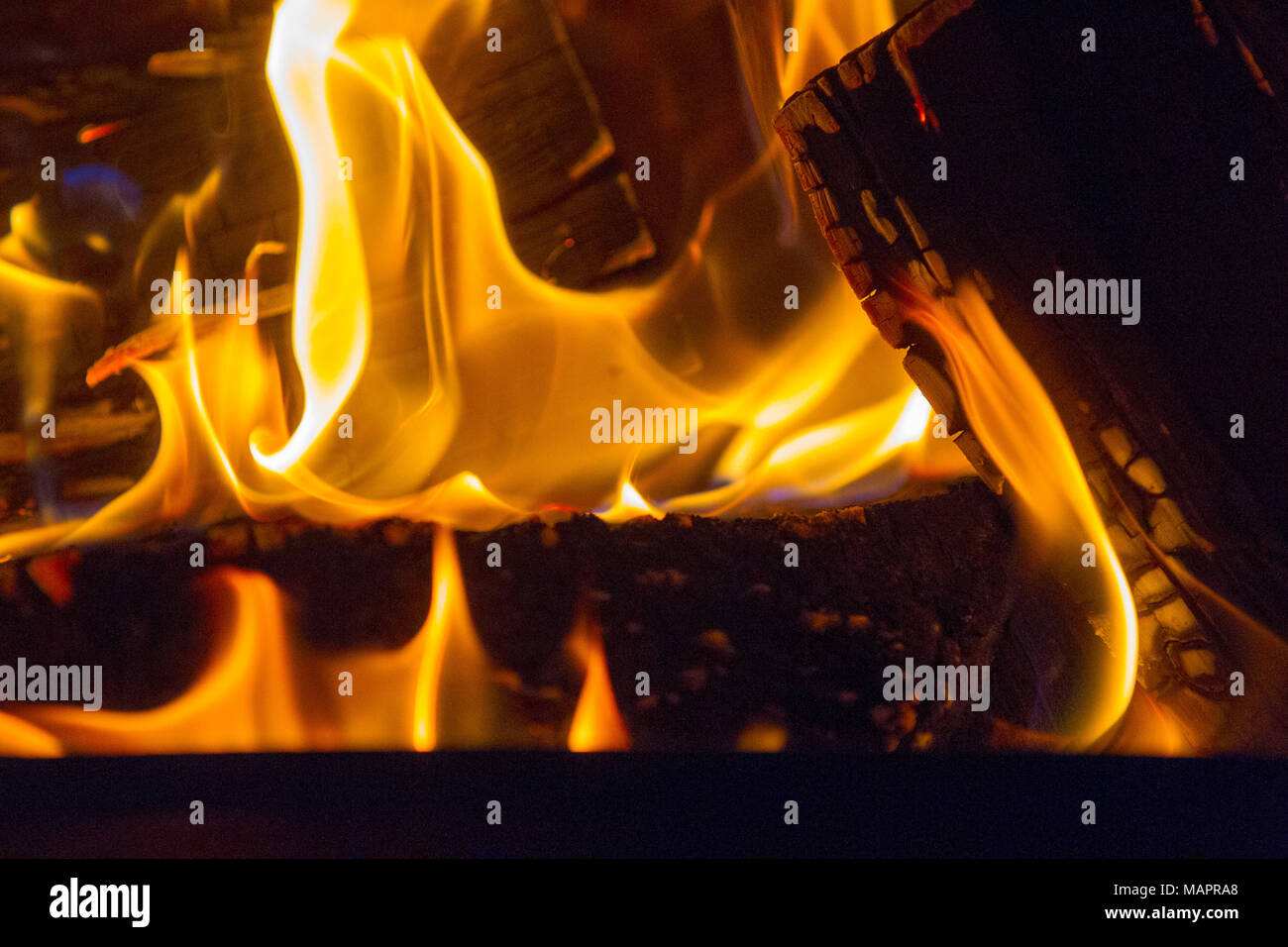 Logs burning in a log fire Stock Photo - Alamy