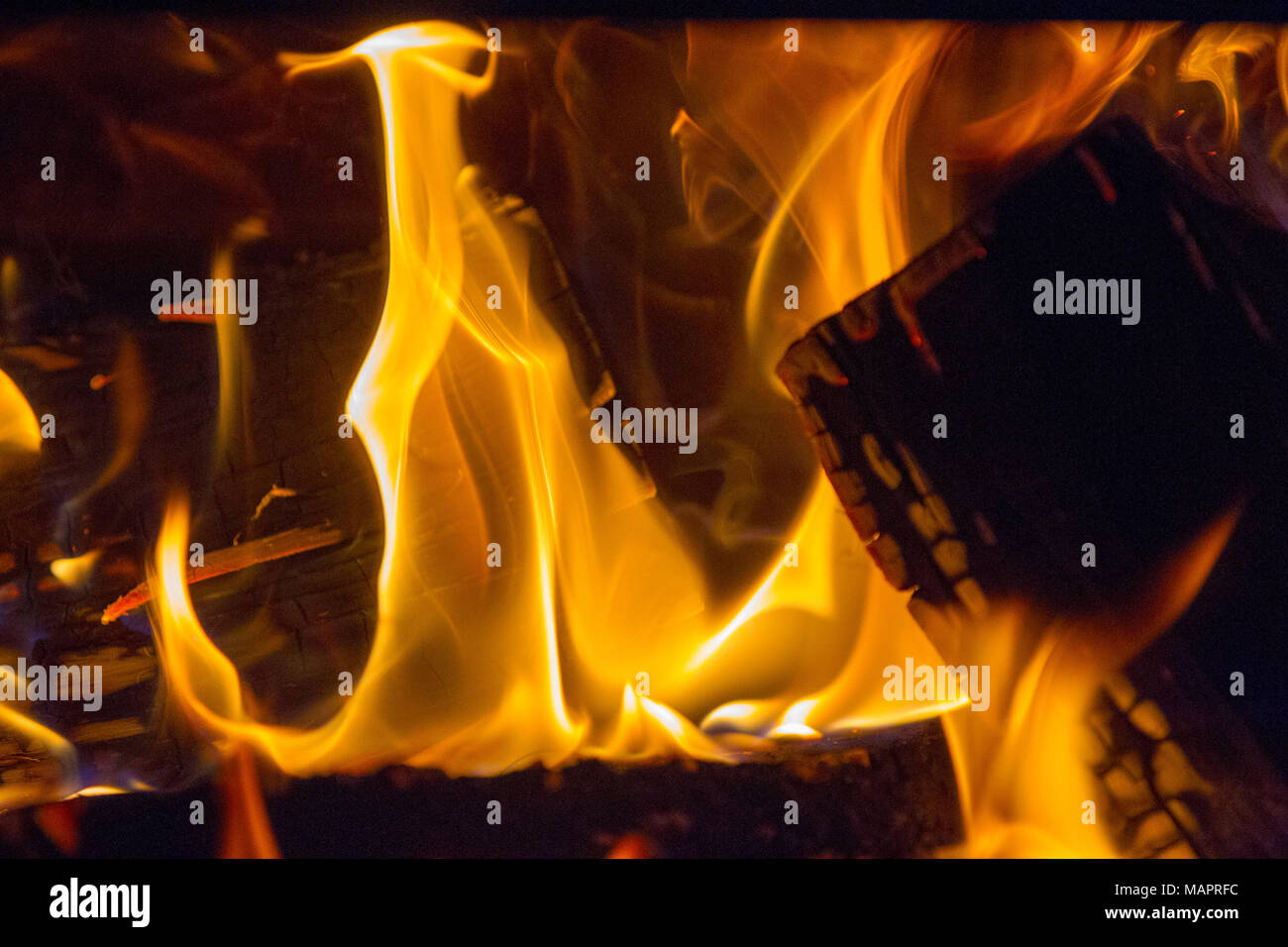 Logs burning in a log fire Stock Photo - Alamy