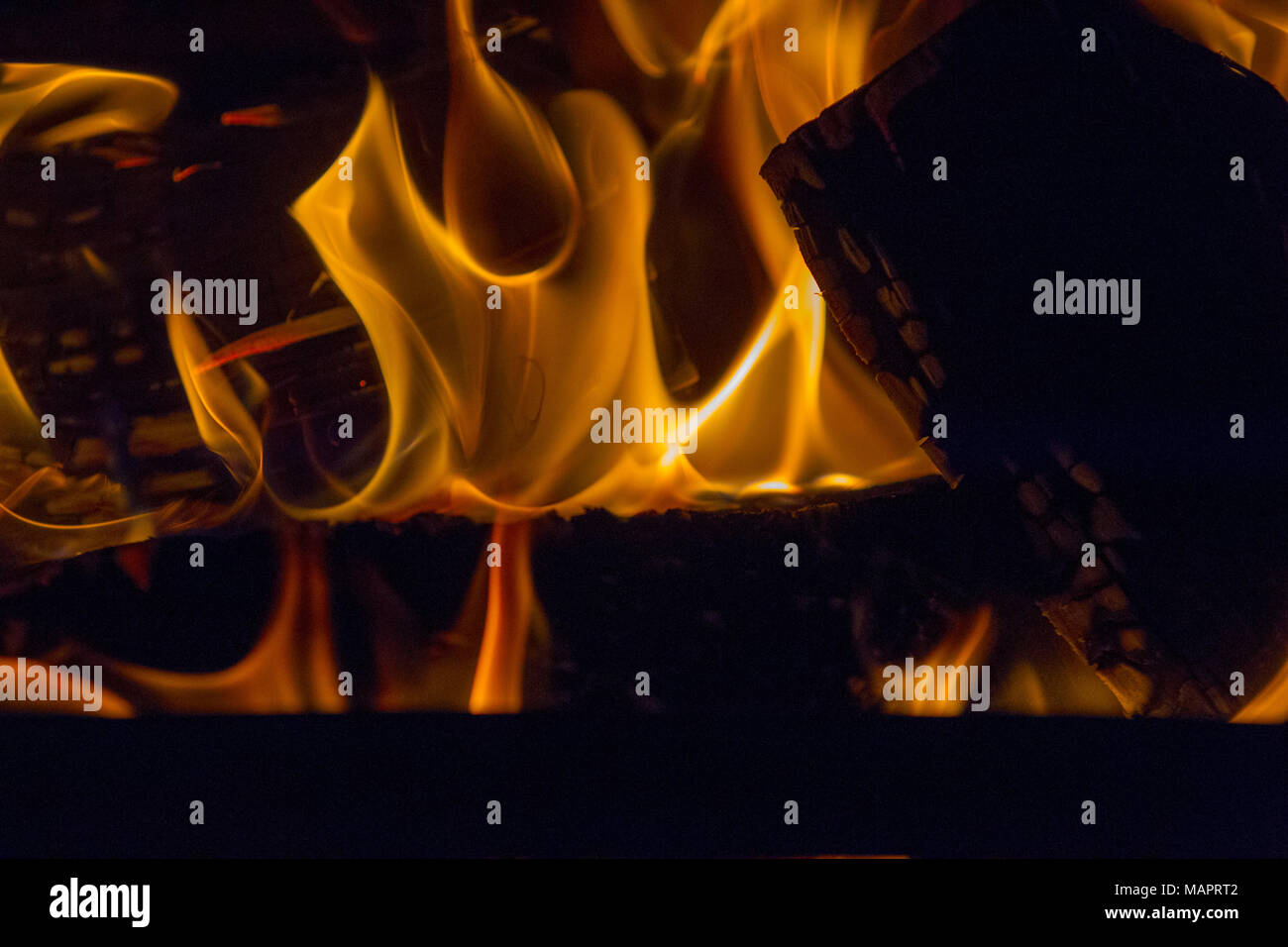 Logs burning in a log fire Stock Photo - Alamy
