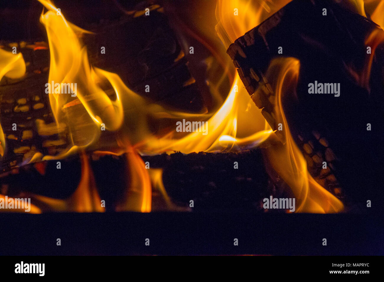 Real flames burning logs in hi-res stock photography and images - Alamy