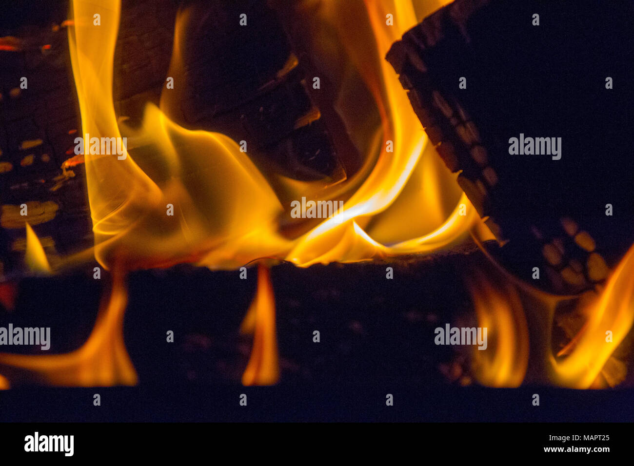 Logs burning in a log fire Stock Photo - Alamy
