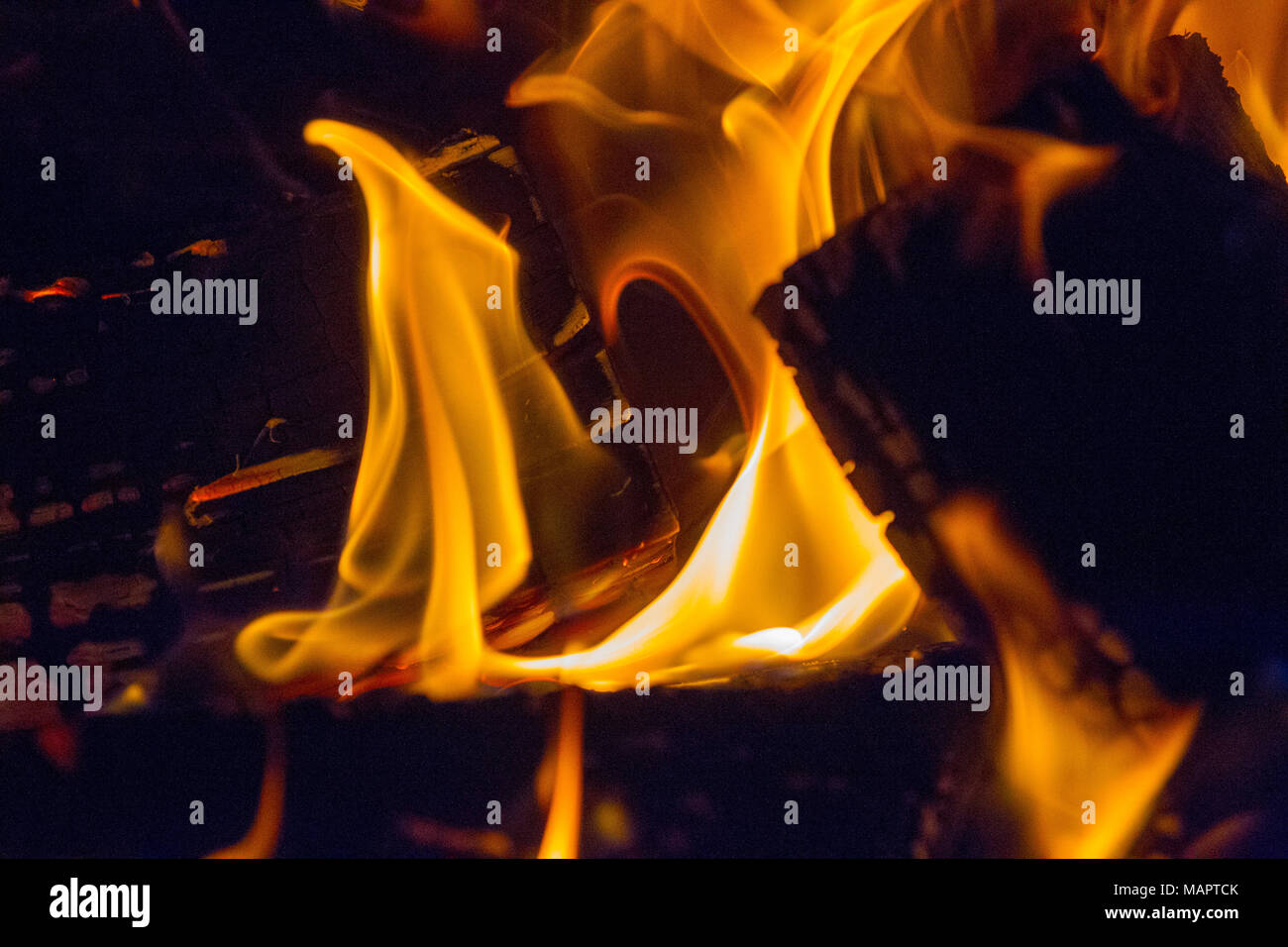 Logs burning in a log fire Stock Photo - Alamy