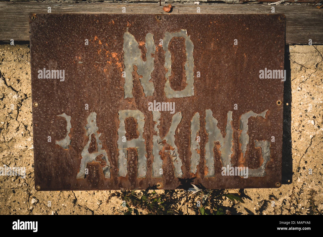 Vintage no parking hi-res stock photography and images - Alamy
