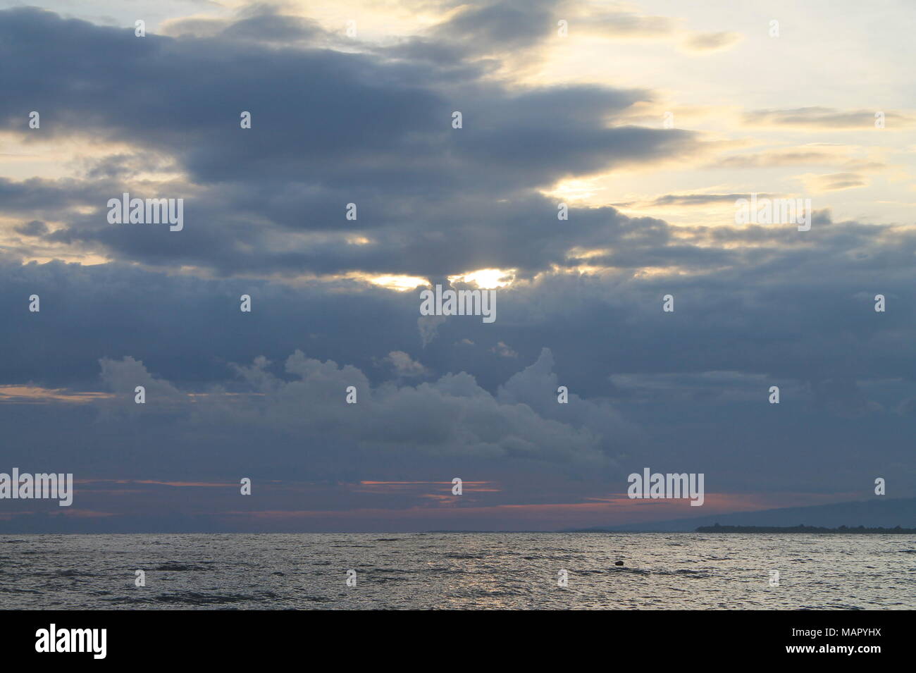 Hunting pertama awan mirip mata Stock Photo - Alamy