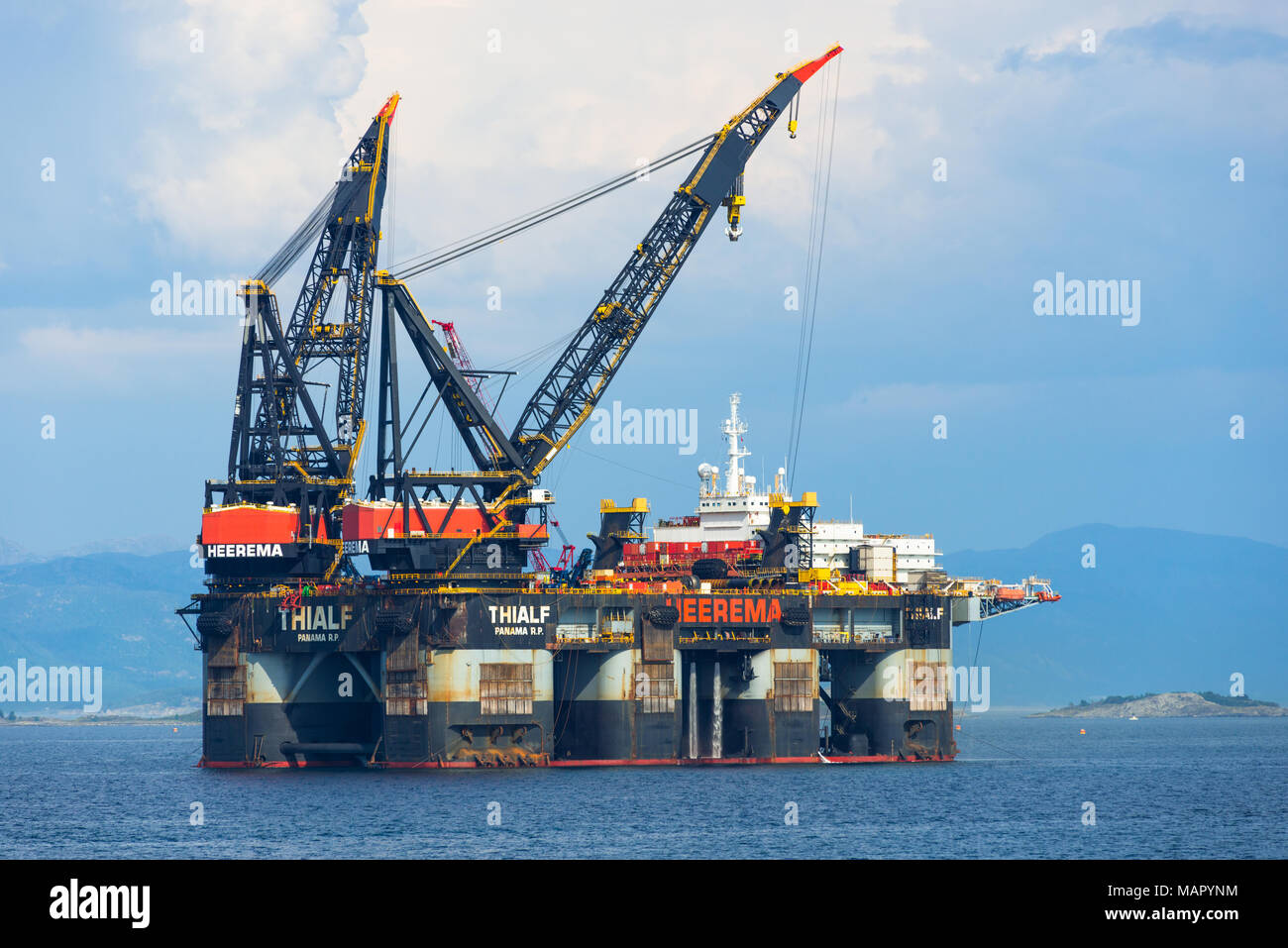 Oil rigs off hi-res stock photography and images - Alamy