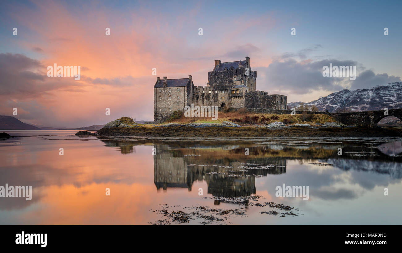 Dawn at Eilean Donan Castle (Eilean Donnan) on Loch Duich, Dornie, Kyle ...