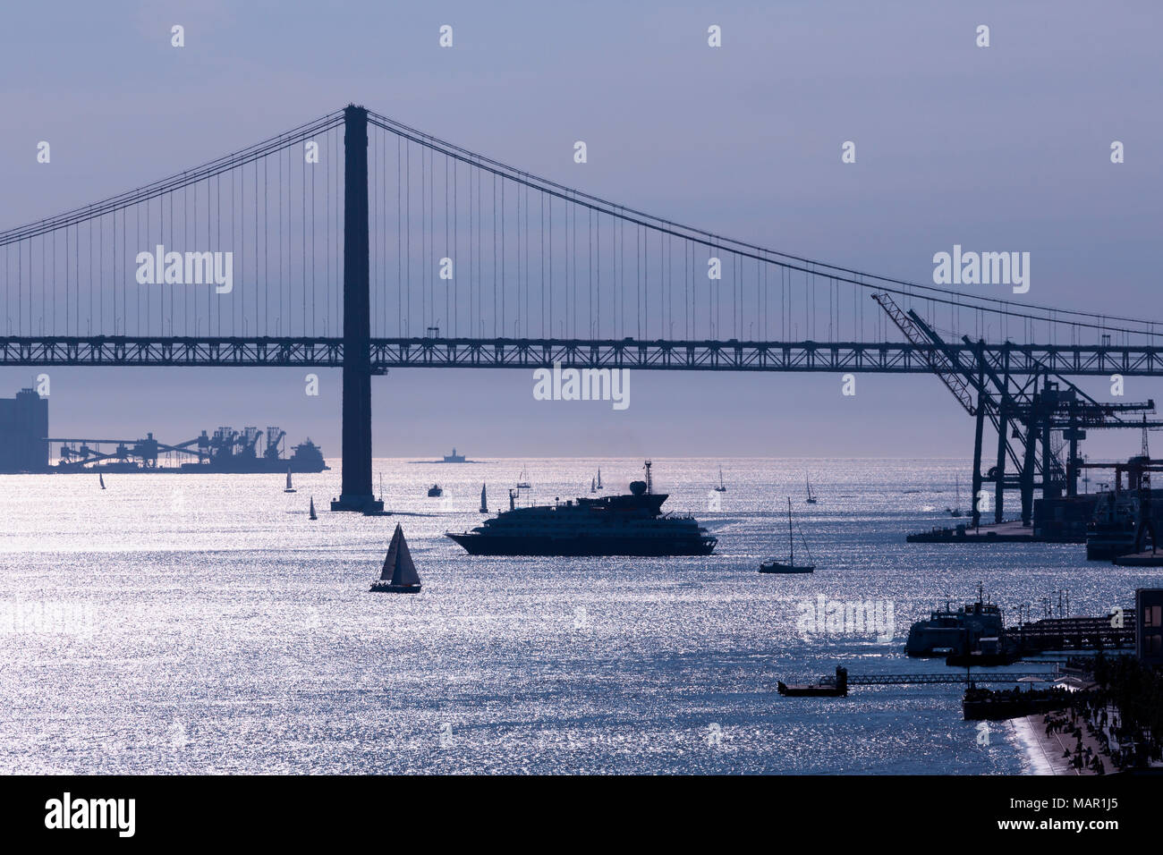 25th april bridge hi-res stock photography and images - Alamy