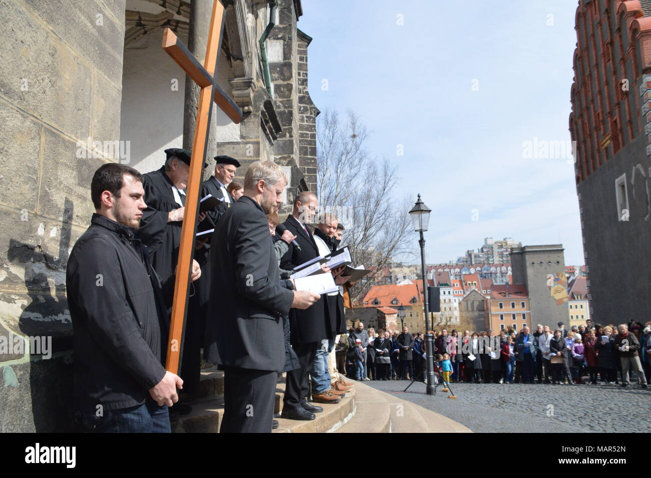 ostern easter karfreitag kreuzweg kreuzwegprozession jesus baecker ...