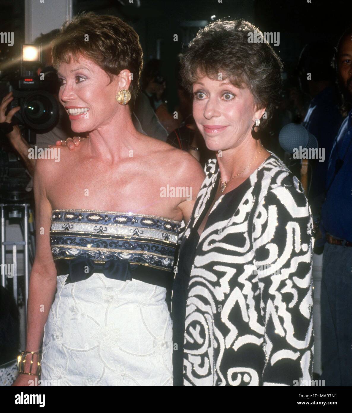 Mary Tyler Moore Carol Burnett 1985 Photo By John Barrett/PHOTOlink.net ...