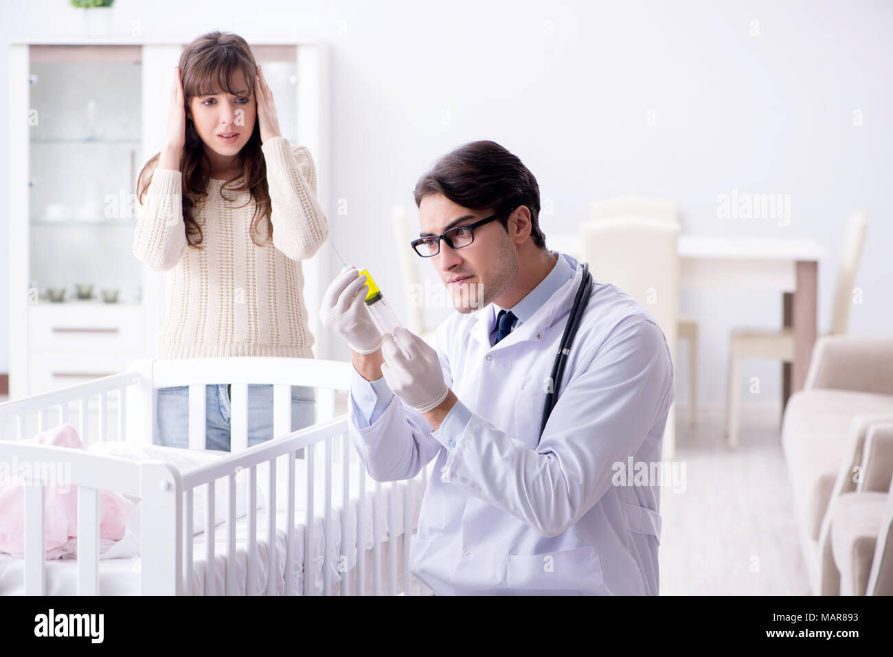 Doctor explaining to young mother Stock Photo - Alamy