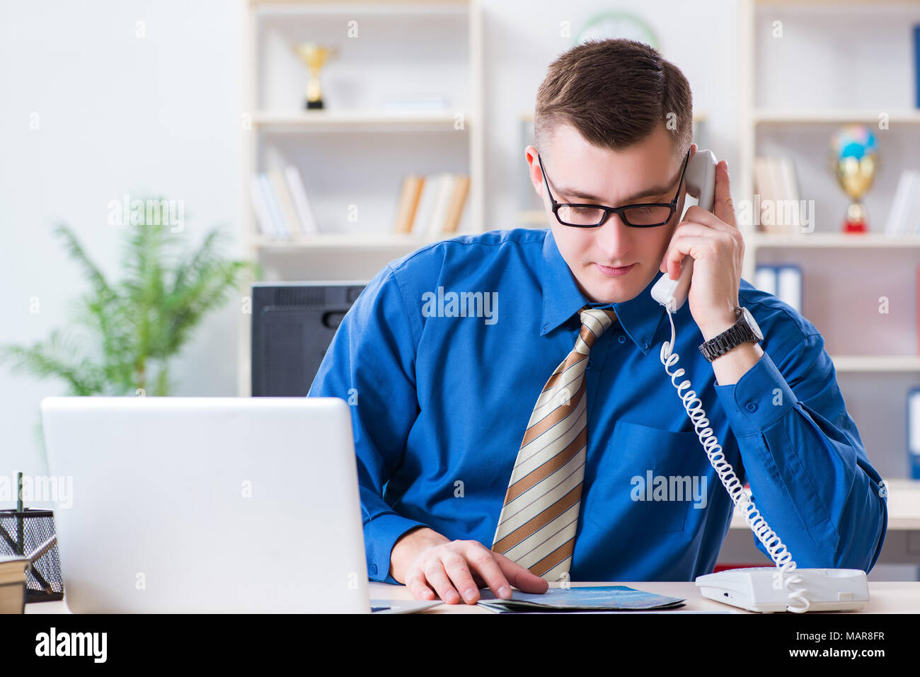 Sales rep talking hi-res stock photography and images - Alamy