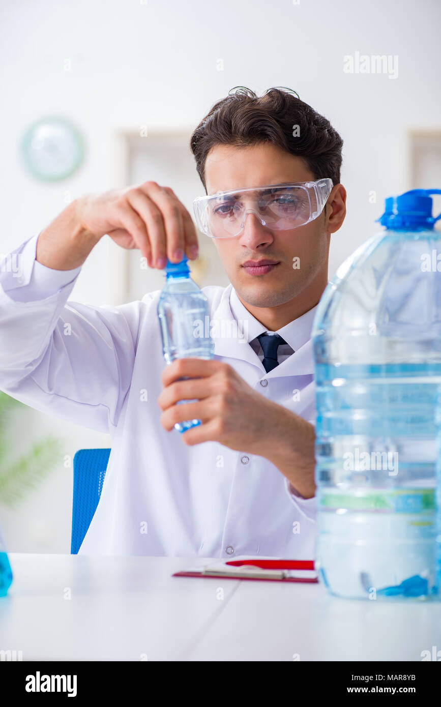 Lab assistant testing water quality Stock Photo - Alamy