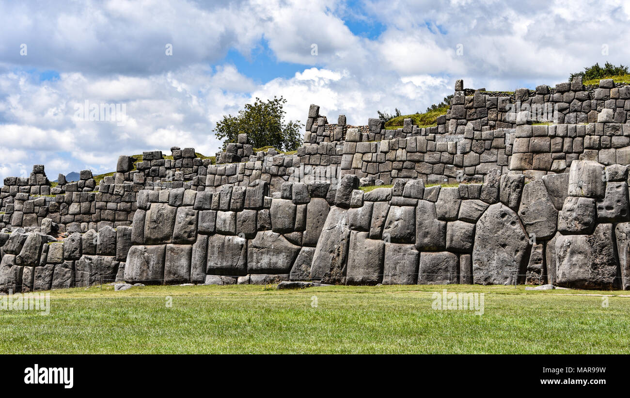 Inca stone walls at the Sacsayhuaman archaeological site, Cusco (Cuzco ...