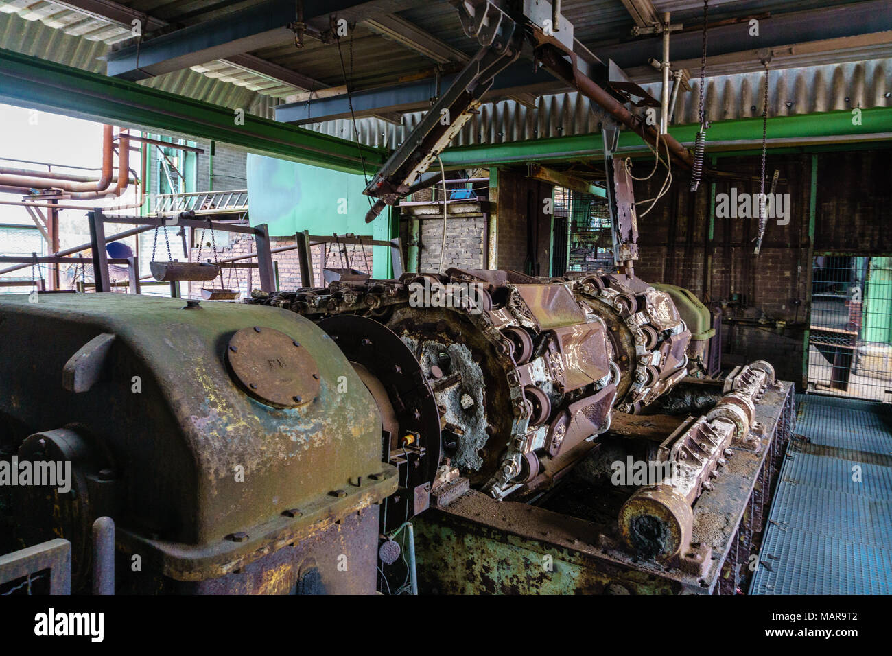 Pouring molten metal equipment hi-res stock photography and images - Alamy