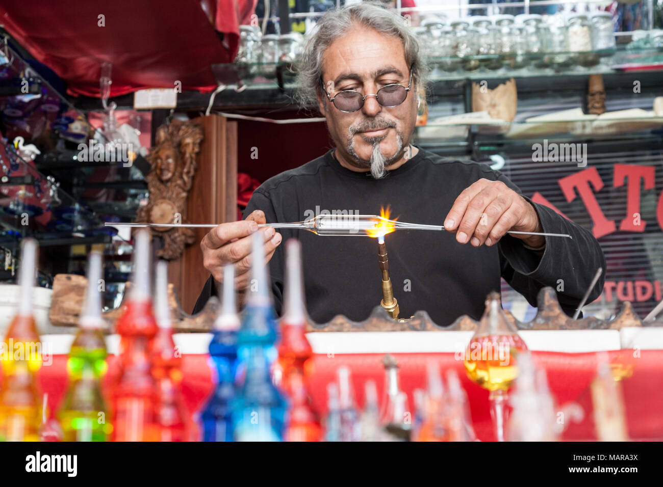 Glassblower historical hi-res stock photography and images - Alamy